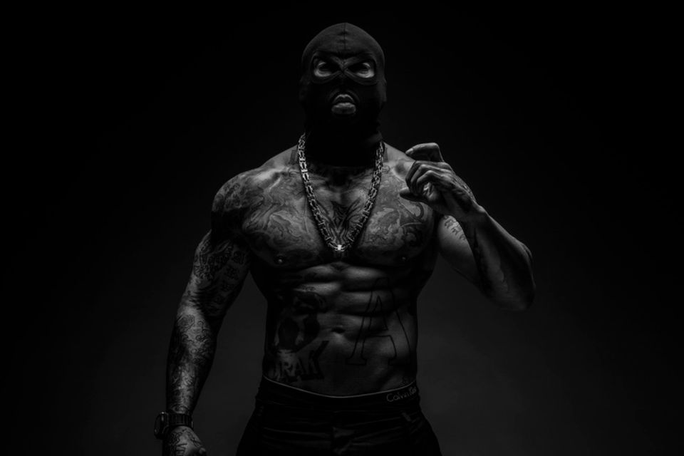 Rapper Azad steht mit 'Leben II' an der Spitze der deutschen Album ...