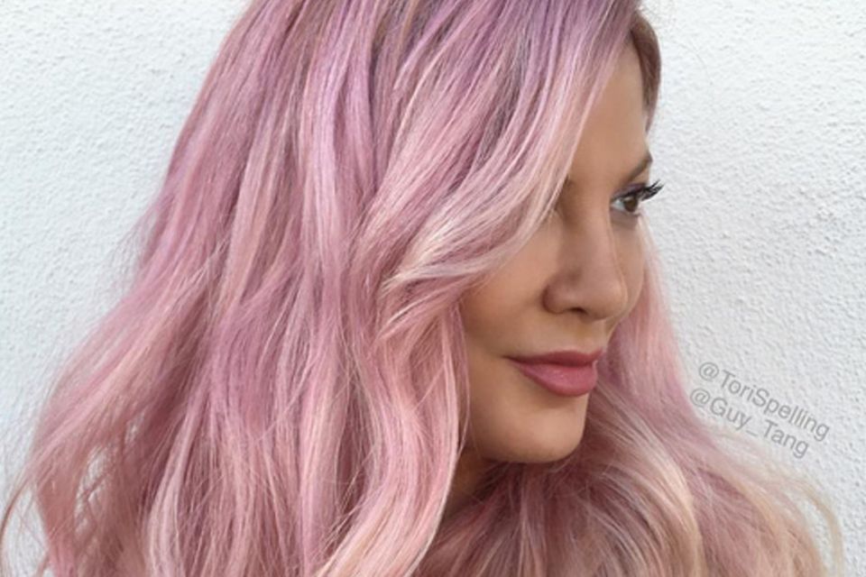 Bye, bye blond: Tori Spelling hat jetzt pinke Haare