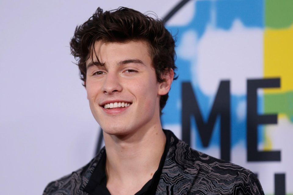 Shawn Mendes rutscht beim sexy Posing aus Shawn Mendes rutscht beim sexy Posing aus