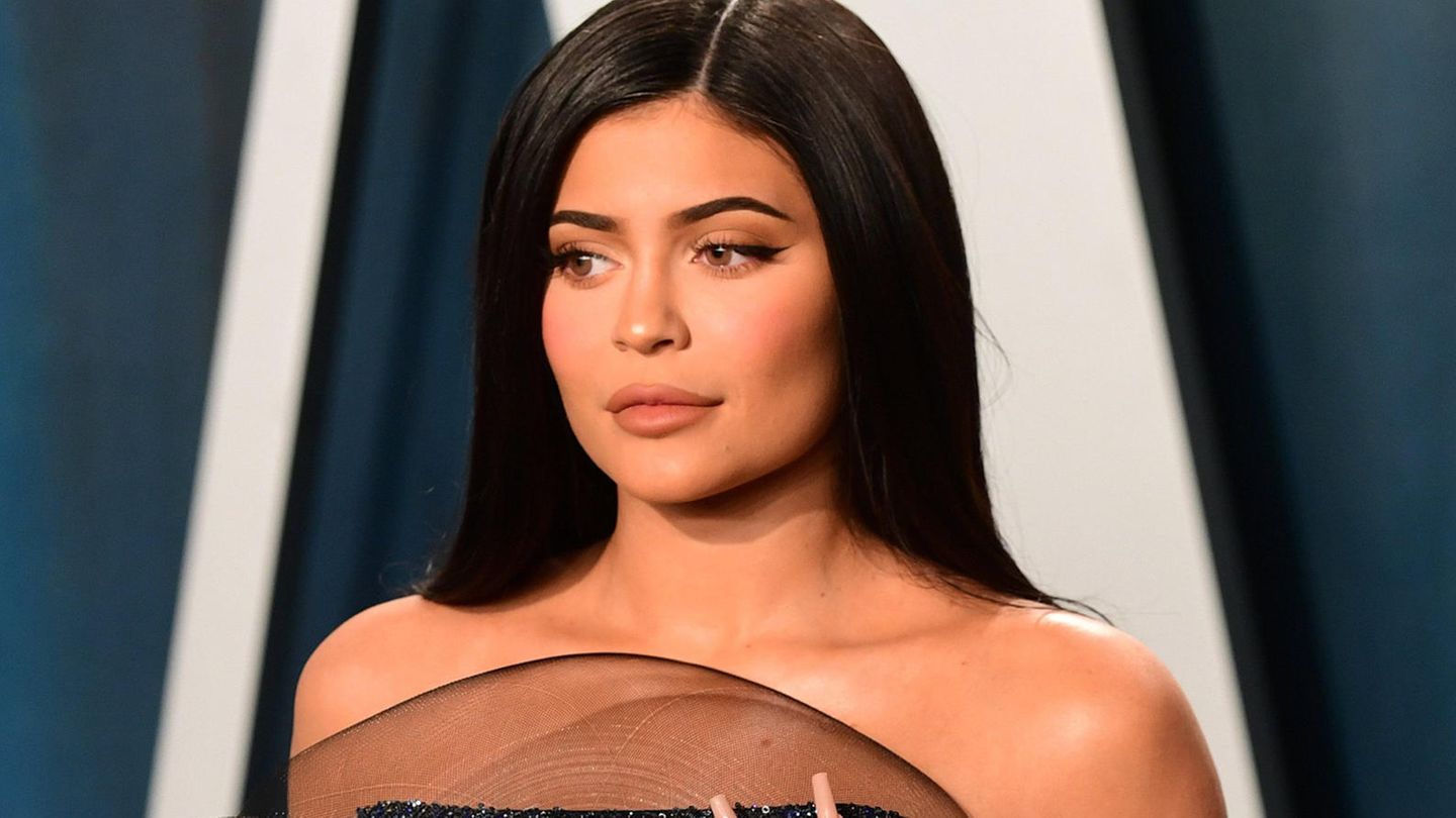 Kylie Jenner posiert vor einer 3 -Millionen-Euro-Karre
