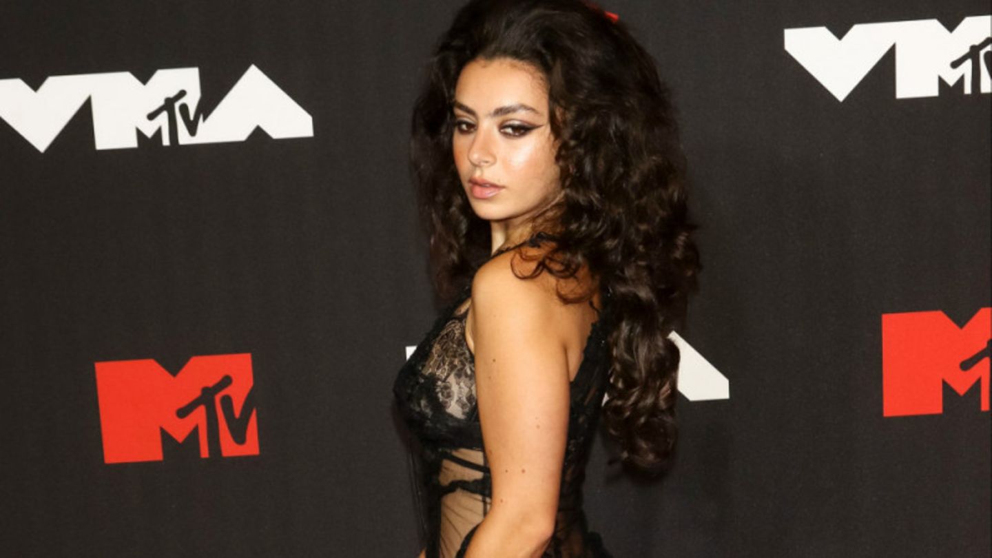 Charli Xcx Enthüllt Trackliste Ihres Neuen Crash Albums