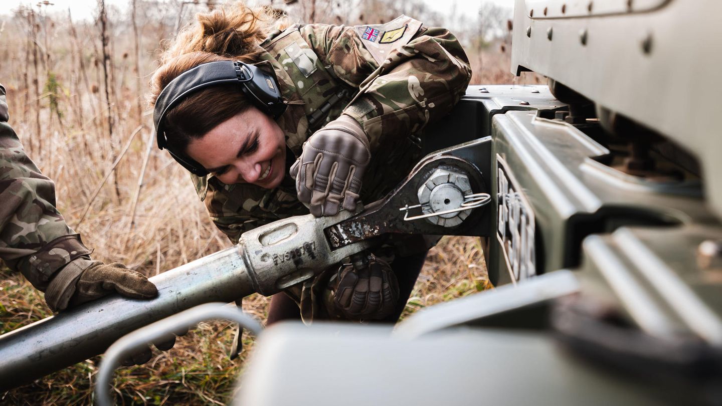 Herzogin Kate in militärischer Kampfmontur! Wieso Williams Schatz auf ... Herzogin Kate in militärischer Kampfmontur! Wieso Williams Schatz auf ...