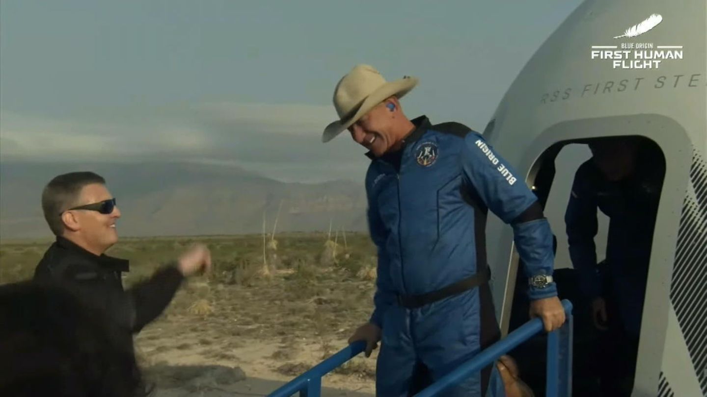 Traum vom Weltraumtourismus: Amazon-Gründer Jeff Bezos fliegt ins All | Video | VIP.de