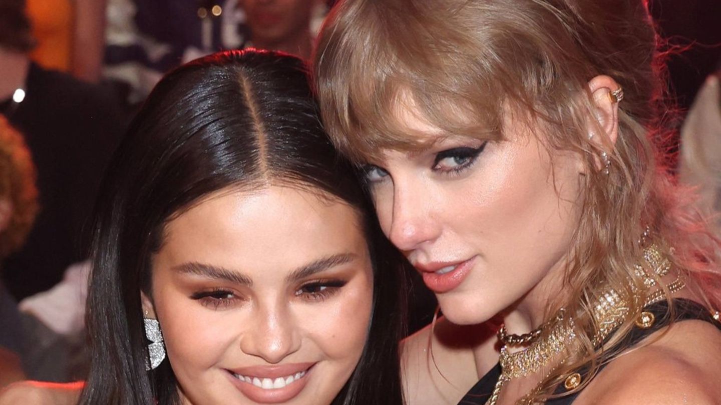 Selena Gomez: Seltenes Selfie mit Freundin Taylor Swift Selena Gomez: Seltenes Selfie mit Freundin Taylor Swift