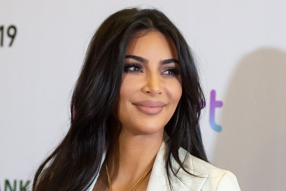 Kim Kardashian: Sie modelt für BH mit Fake-Brustwarzen Kim Kardashian: Sie modelt für BH mit Fake-Brustwarzen