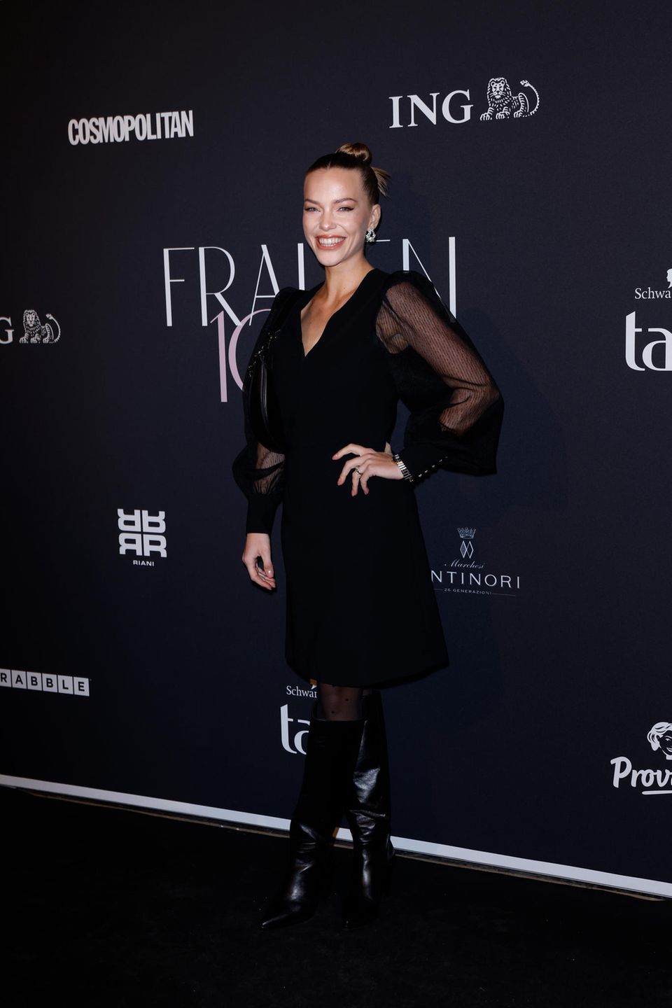 Evelyn Burdecki: Im hautengen Leo-Look geht sie über den roten Teppich