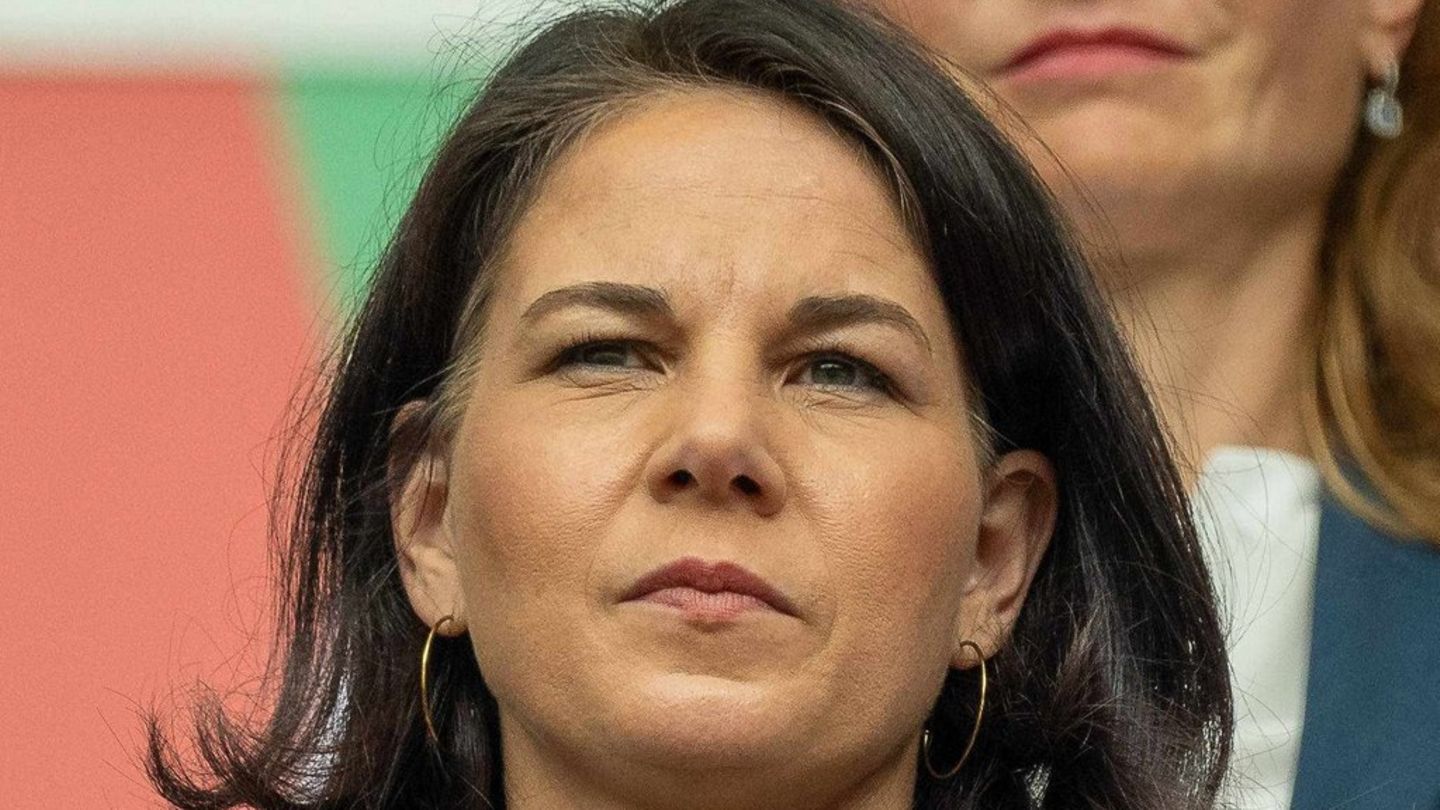 Annalena Baerbock: Bundesaußenministerin besucht EM-Spiel