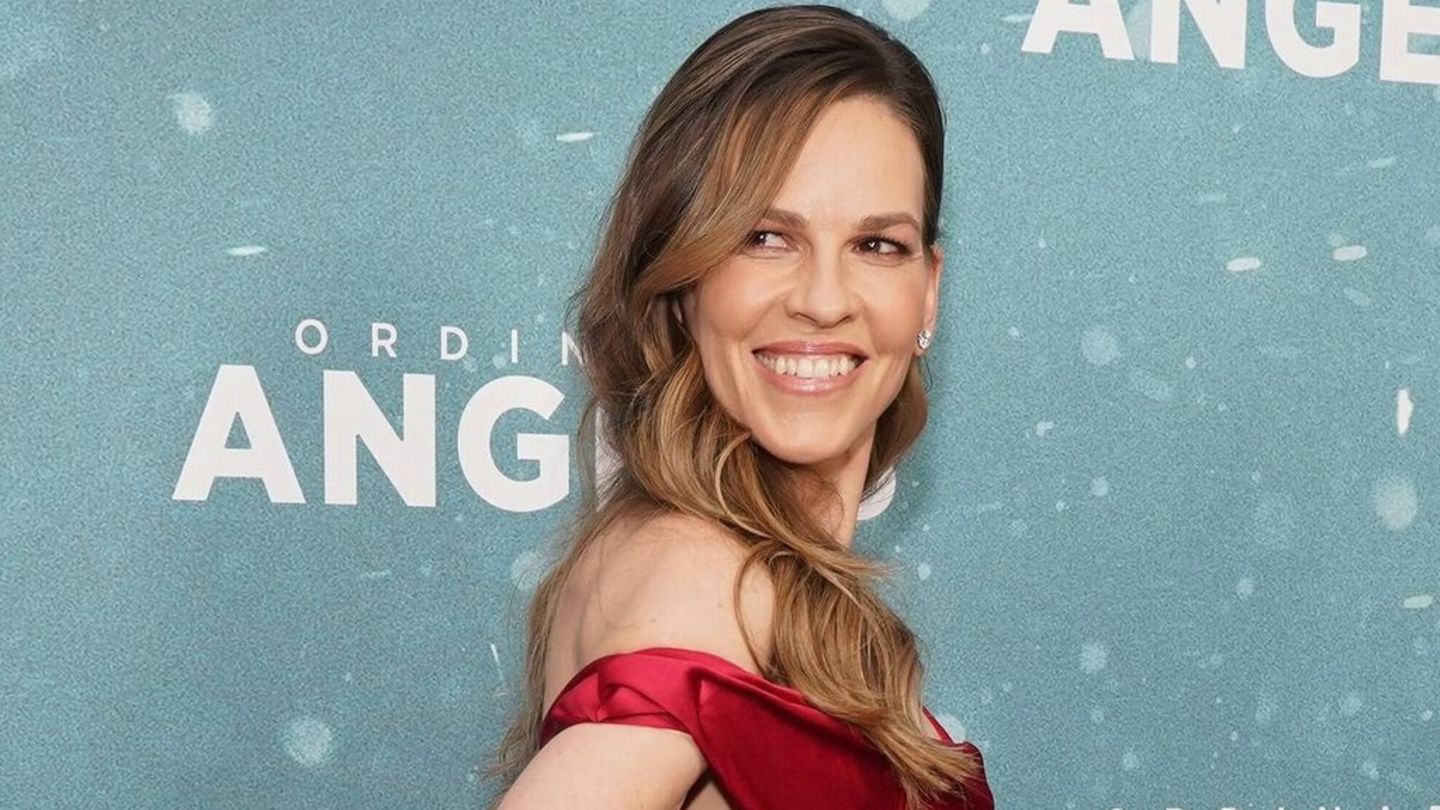 Hilary Swank feiert 50. Geburtstag: Das ist ihre Mode-Mission