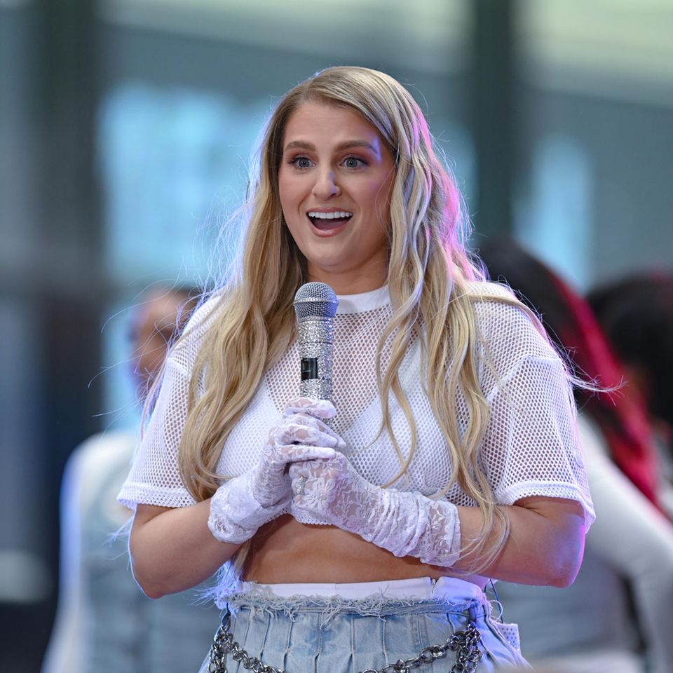 Blake Lively: Stylischer Auftritt im goldenen Jumpsuit