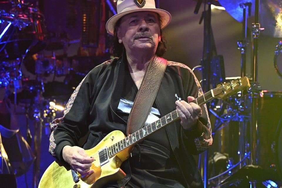 Carlos Santana bricht sich Finger: Konzerte in Las Vegas verschoben Carlos Santana bricht sich Finger: Konzerte in Las Vegas verschoben