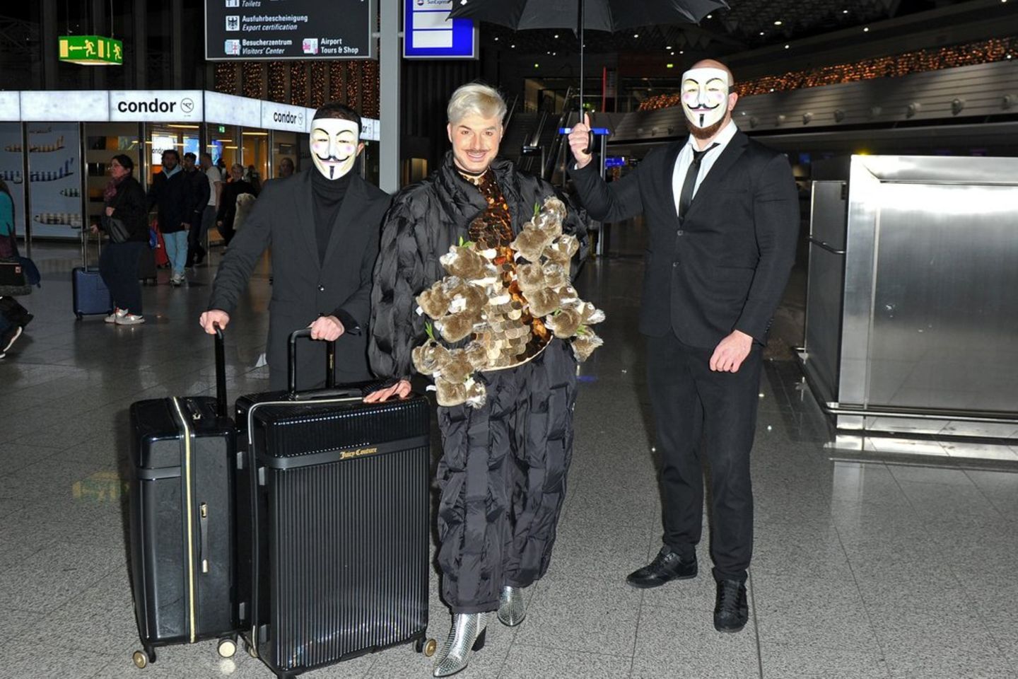 Dschungelcamp-Kandidat Sam Dylan: Sein Glamour-Auftritt sorgt für Aufsehen